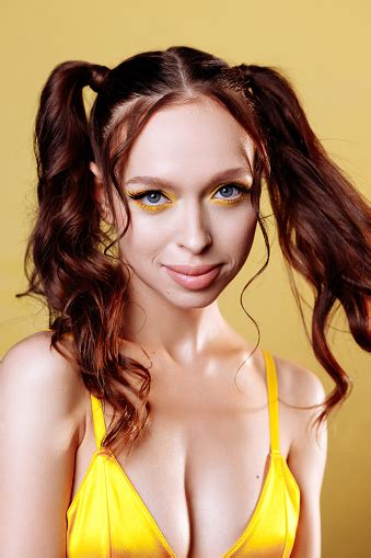 긴 빨간 머리와 스튜디오 초상화에서 자신감 넘치는 모습을 한 젊은 성인 여성 갈색 머리에 대한 스톡 사진 및 기타 이미지 갈색 머리 관능 금발 머리 Istock