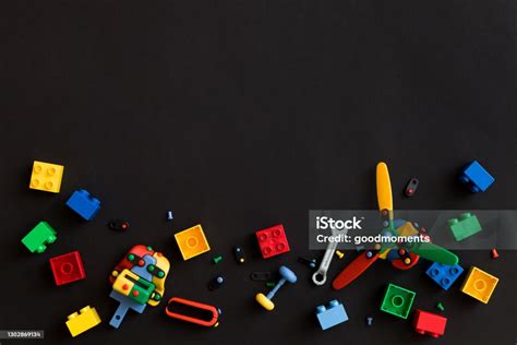 Batu Bata Plastik Berwarnawarni Dan Detail Mainan Di Latar Belakang Kertas Hitam Bagian Dari