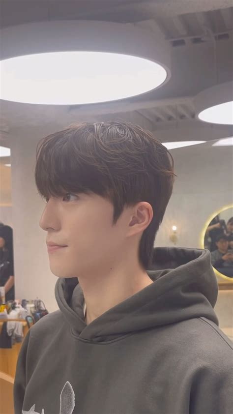 요닝 도규 [ 남자머리 세미리프컷 쉐도우펌 시스루댄디컷 리프컷 ] 간편한 손질로 끝나는 자연스러운 스타일 캐추럴펌 과하지 않은 컬 자연스러운 볼륨감이 예쁜 스타일이며