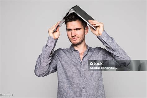 회색 배경에 노트북 이상 머리를 들고 쾌활 한 남자의 초상화 길이에 대한 스톡 사진 및 기타 이미지 길이 남자 남자 사업가 Istock