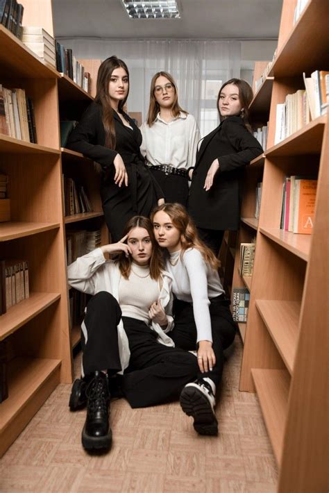 Съёмка в школе Групповой портрет Позирование выпускников Портретные позы выпускников Фотосессия