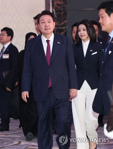 동행 경제인 만찬 간담회 입장하는 윤석열 대통령 내외 연합뉴스