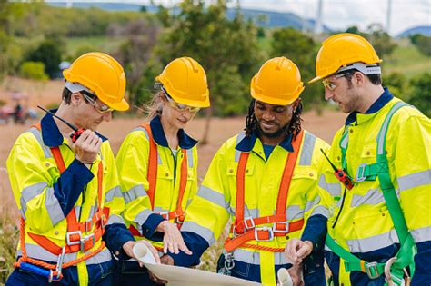 풍력 터빈 청정 발전기 서비스 유지 보수 풍차 야외에서 엔지니어 팀 작업 그룹 설문 조사 30 34세에 대한 스톡 사진 및 기타 이미지 30 34세 35 39세 40