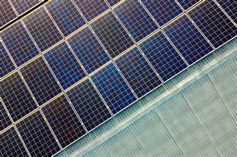 깨끗한 생태 전기를 생산하기 위해 건물 지붕에 장착 된 파란색 태양 전지 패널의 표면의 공중 보기 재생 에너지 개념의 생산 가정 생활에 대한 스톡 사진 및 기타 이미지