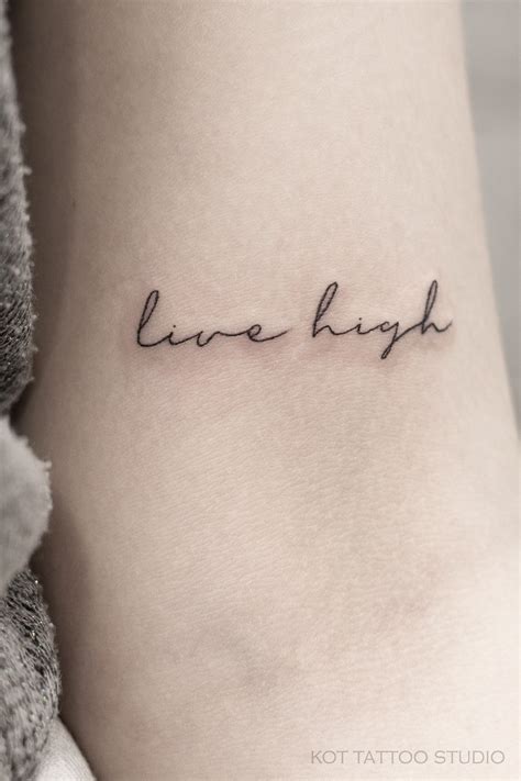 Идея маленького тату на руке для девушек Женское тату на плече Татуировка для девушек