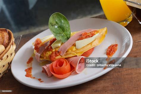 파인애플 파파야 멜론 딸기 검은 딸기와 과일 칵테일 오렌지 주스와 미국의 커피 함께 0명에 대한 스톡 사진 및 기타 이미지 Istock