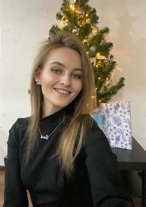 Это я год назад уже беременная малой и это я сейчас…