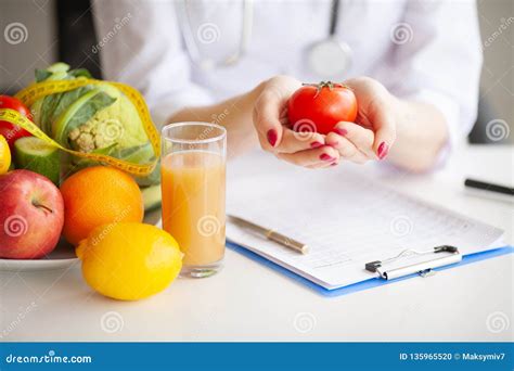 Foto Conceptual De Un Nutricionista De Sexo Femenino Con Las Frutas En El Escritorio Foto De