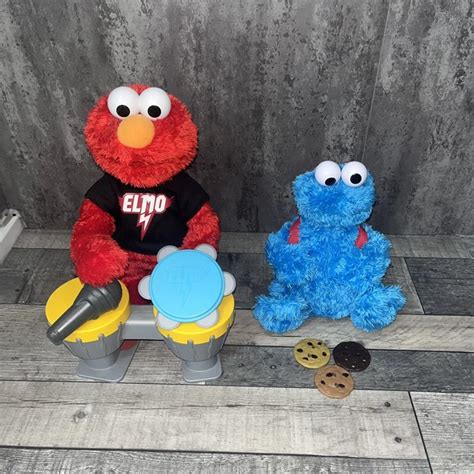 Working Sesame Street Elmo Rocks And The Cookie Monster 2010 Hasbro Moving Figures £0 99 Picclick Uk