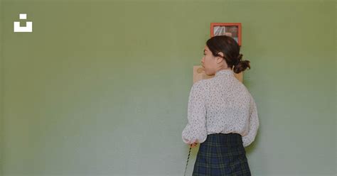 엉덩이에 손을 얹고 벽에 기대어 서 있는 여자 사진 Unsplash의 무료 소녀 이미지