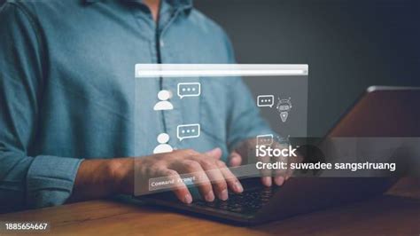 Ai 기술 인공 지능 기술을 사용하는 사람 스마트 로봇 Ai 인공 지능을 입력하여 명령 프롬프트를 입력하여 무언가를 생성하고