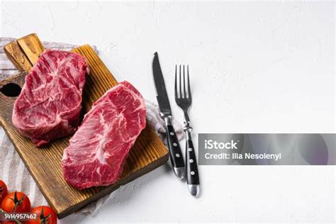 대리석 쇠고기 스테이크 상단 블레이드 고기 스테이크 흰 돌 테이블 배경 텍스트를위한 복사 공간 0명에 대한 스톡 사진 및 기타 이미지 Istock