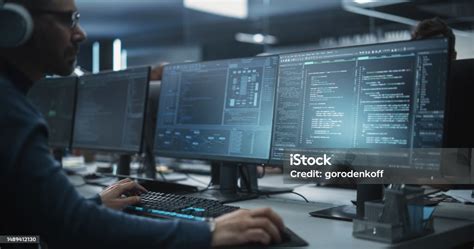 데스크톱 컴퓨터에서 작업하면서 회사 서버에 새로운 기능과 업데이트를 구현하는 소프트웨어 개발자의 클로즈업 키보드에 타이핑하는