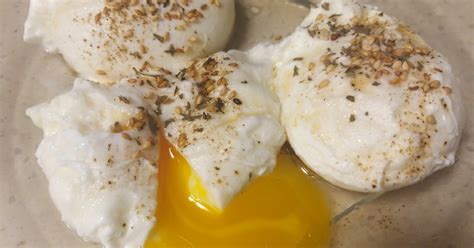 계란흰자에 휘말린 부드러운 수란 만들기