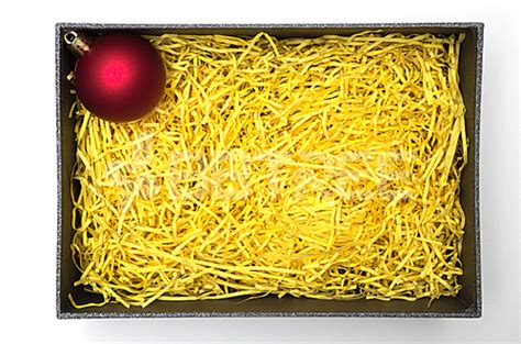 유토이미지 흰 배경위의 선물상자와 크리스마스 장식