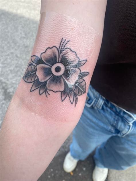 Old School Floral By Carlos At Gitchee Gummee Tattoo In Mn Tattoos