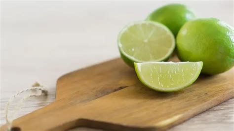 5 Manfaat Jeruk Nipis Yang Bisa Menetralisir Asam Lambung Saat Puasa Lifestyle Fimela Com