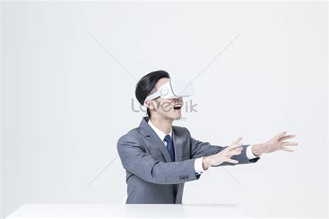 Vr 을 착용하는 비즈니스 남성 사진 무료 다운로드 Lovepik
