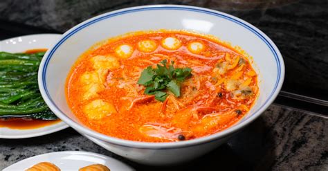 갈란 갈 건강한 고수 고수 장식 고추 뜨거운 라임 레몬 그라스 맛 맛있는 먹음직스러운 메추라기 알 미식가 새우 선명한 수프 수프 그릇 식사