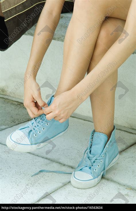 Jovencita Atada Con Cordones De Rodillas Stockphoto 16563634 Agencia De Stock Panthermedia