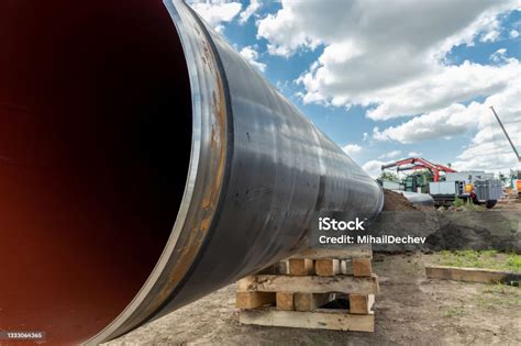 가스 및 석유 파이프 라인 건설 파이프가 함께 용접되었습니다 대형 파이프라인이 건설 중입니다 가솔린에 대한 스톡 사진 및 기타