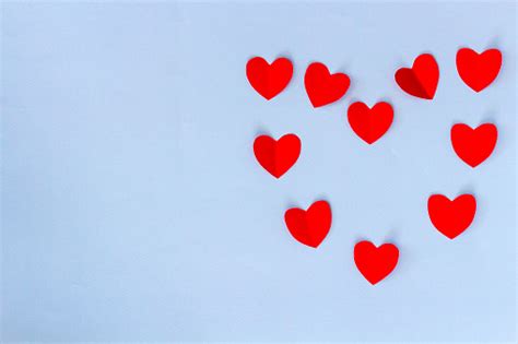 파스텔 블루 배경에 텍스트를위한 여유 공간이있는 선물과 마음을 배경으로 발렌타인 데이 컨셉 어머니의 날 개념 공간을 복사합니다