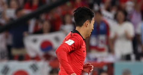 마스크 벗고 뛰는 손흥민