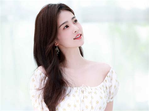 黄色壁纸中的美女 壁纸高清