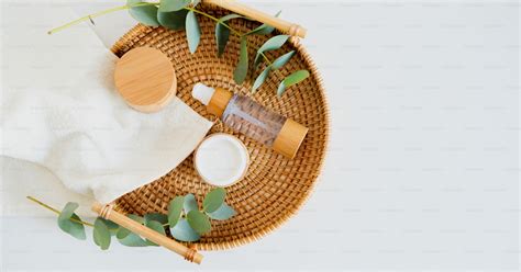 스파 천연 유기농 화장품은 욕실의 테이블에 등나무 쟁반에 놓여 있습니다 모이스처 라이저 크림 바디 로션 유칼립투스 잎 수건 항아리 플랫 레이 평면도 사진