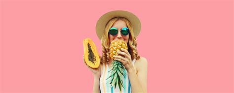 파인애플과 파파야 신선한 열대 육즙이 많은 과일 밀짚 모자 분홍색 배경에 선글라스를 착용하고 있는 행복한 미소 짓는 젊은 여성의 여름 초상화 25 29세에 대한 스톡 사진