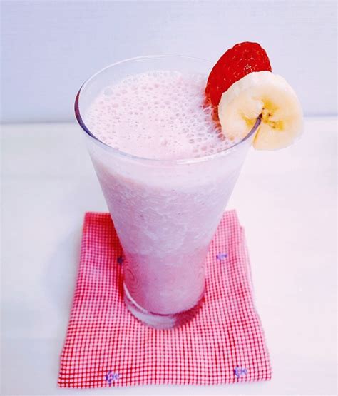 딸기 바나나 쉐이크 딸기와 바나나는 찰떡궁합 휘리릭 갈아내기만 하면 되는 초간단 레시피 딸기 바나나 쉐이크 딸기와 바나나는 찰떡궁합 휘리릭 갈아내기만 하면 되는 초간단 레시피