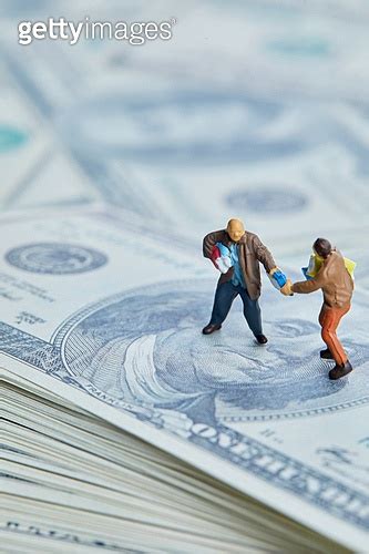 미니어쳐 공예품 경제 사회이슈 주제 불경기 컨셉 인플레이션 화폐 금융아이템 컨셉심볼 심볼 주식시장 금융 비즈니스 주제 이미지