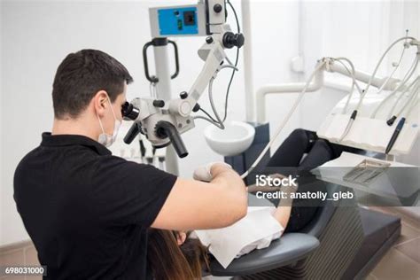 치과 도구현미경 거울 및 프로브 치과 사무실에서 환자 치아 치료의 남성 치과 약 치과 및 건강 관리 개념입니다 치과 장비 개념에 대한 스톡 사진 및 기타 이미지 Istock