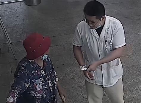 老人忘带路费收费员借钱 红视频