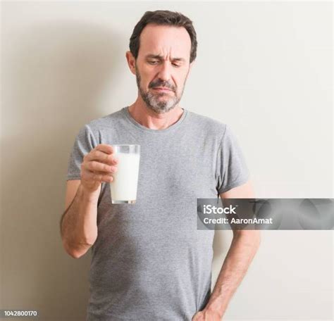 스마트 얼굴 심각한 생각에 자신감이 식으로 우유 한 잔을 마시는 수석 남자 보기 정적 활동에 대한 스톡 사진 및 기타 이미지 보기 정적 활동 사람들 한 사람 Istock