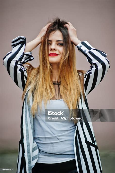 유행 여자 가죽 바지 검은색과 흰색 줄무늬 정장 자 켓와 보세요 패션 여자의 개념입니다 가을에 대한 스톡 사진 및 기타 이미지 가을 가죽 거리 Istock