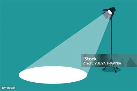 광선이 흩어져있는 삼각대에 라이트 램프 프로젝터의 실루엣 스포트라이트의 광선을 투사하는 것이 아래로 빛나고 있습니다 영화 배경 축제 배너 전단지 텍스트를위한 장소가있는