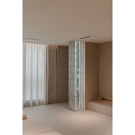 데이원디자인 ⠀ 투명한 유리벽돌을 중심으로 구성된 이 공간은 시선은 흐르되 영역은 분리되는 이상적인 개방감을 구현해냅니다 벽면 뒤 숨은 공간에는 자투리 면적을 활용한