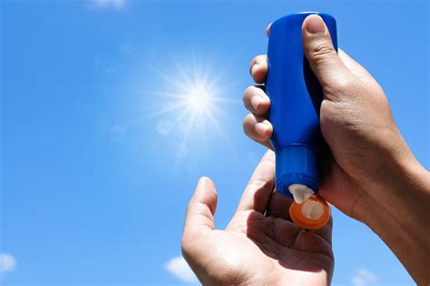 자외선 차단제를 들고 있는 여성의 손 매우 태양 빛 하늘 배경 건강 개념 및 스킨 케어 개념에 대한 스톡 사진 및 기타 이미지 개념 건강관리와 의술 계절 Istock