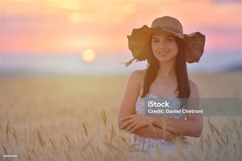 자연 속에서 웃는 젊은 백인 여자의 근접 촬영 초상화 자연 환경에서 하루에 일몰을 즐기는 쾌활 한 젊은 아름 다운 여자 낮에 대한 스톡 사진 및 기타 이미지 Istock