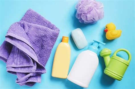 유기농 베이비 화장품 피부와 헤어 케어를 위한 천연 어린이 제품 오렌지 샴푸 병 보습 로션 비누 바 스폰지 노란색 고무 오리와 보라색 수건 0명에 대한 스톡 사진 및 기타