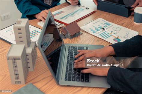 컨퍼런스 사무실에서 새로운 비즈니스 빌딩 프로젝트를 진행하고 있는 부동산 개발업자 건축가 및 비즈니스 팀은 미래 계획을 위한 투자 전략과 부동산 결정을 강조합니다