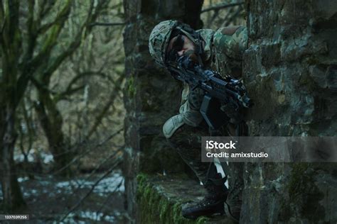 숲에서 총을 들고 피해자를 겨냥한 헬멧전문 장비의 에어소프트 플레이어의 초상화 전쟁에서 무기를 가진 군인 30 34세에 대한 스톡 사진 및 기타 이미지 Istock