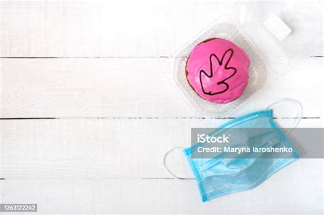 전염병 개념 코로나바이러스 감염 발생 의료 종사자 식품 제공 베를린도넛은 흰색 배경에 용기와 의료 용 마스크를 착용했다 공간을 복사합니다 0명에 대한 스톡 사진 및 기타