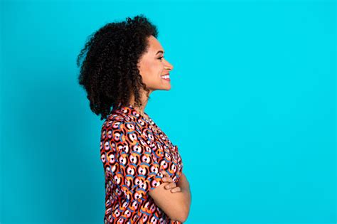 측면 프로필 사진 의 사랑스러운 쾌활 한 여자 옷을 입은 프린트 블라우스 팔 교차 모습 빈 공간 고립 된 파란색 배경 25 29세에 대한 스톡 사진 및 기타 이미지 Istock