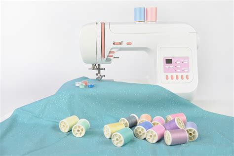 봉 제 기계 및 다채로운 스레드 롤가 위 섬유 및 봉 제 흰색 배경 바느질 바느질 개념에 대 한 액세서리 가위에 대한 스톡 사진 및 기타 이미지 Istock