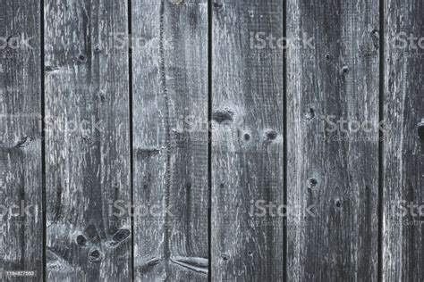 어두운 회색 나무 울타리입니다 초라한 테이블입니다 오래 된 회색 나무 보드입니다 금이 판자의 패턴 나무 표면에 스트립 손톱이