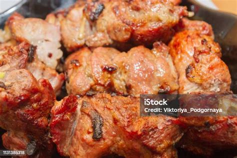 접시에 돼지고기 고기의 맛 있는 식욕을 돋 우는 쉬 쉬 케밥 검은색에 대한 스톡 사진 및 기타 이미지 검은색 고기 그릇 Istock