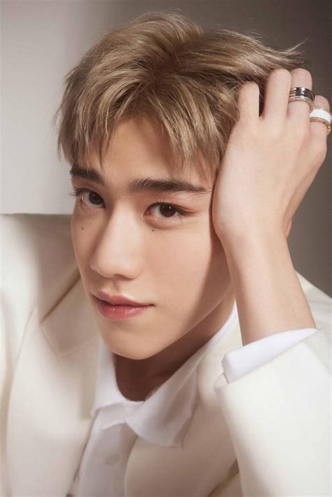 แฟนคลับมีเฮ ดิ เอ็มโพเรียม จับคนดังเดินแฟชั่นโชว์แห่งปี