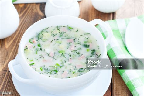 소시지를 곁들인 전통 여름 오크로쉬카 수프 선택적인 포커스 감자 요리에 대한 스톡 사진 및 기타 이미지 감자 요리 건강한